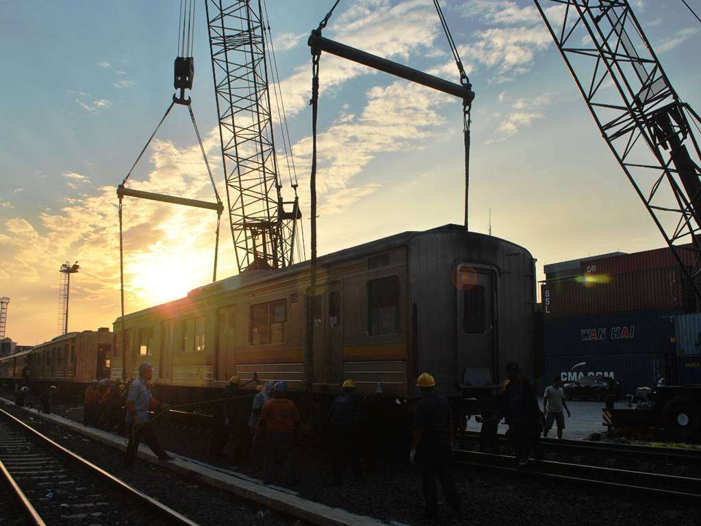 24 Unit KRL JR 205 ex Nambu Line Tiba Di Tanjung Priuk