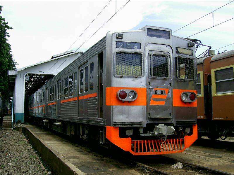 Warna-warni Rangkaian KRL AC Jabodetabek Dari Masa ke Masa | KAORI ...