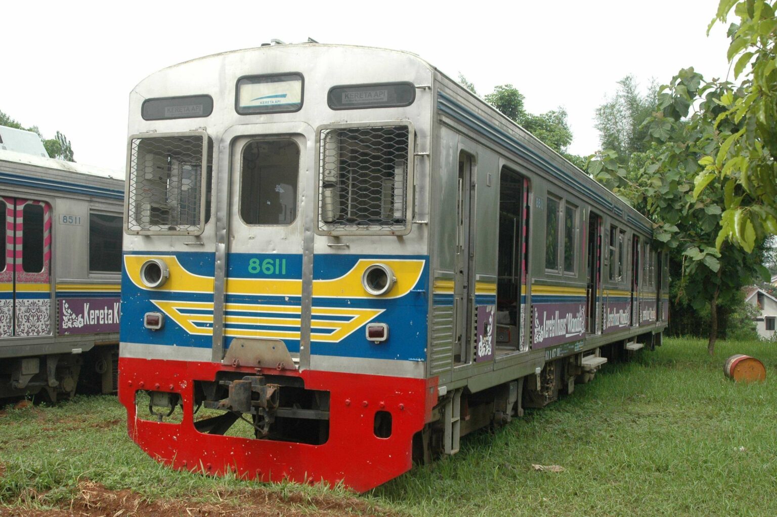Melihat Sejenak Deretan KRL Purna Tugas di Dipo KRL Depok - KAORI Nusantara