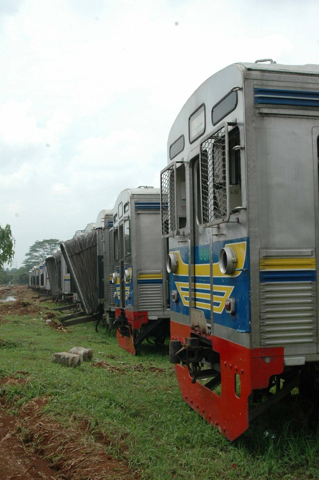 Melihat Sejenak Deretan KRL Purna Tugas di Dipo KRL Depok - KAORI Nusantara