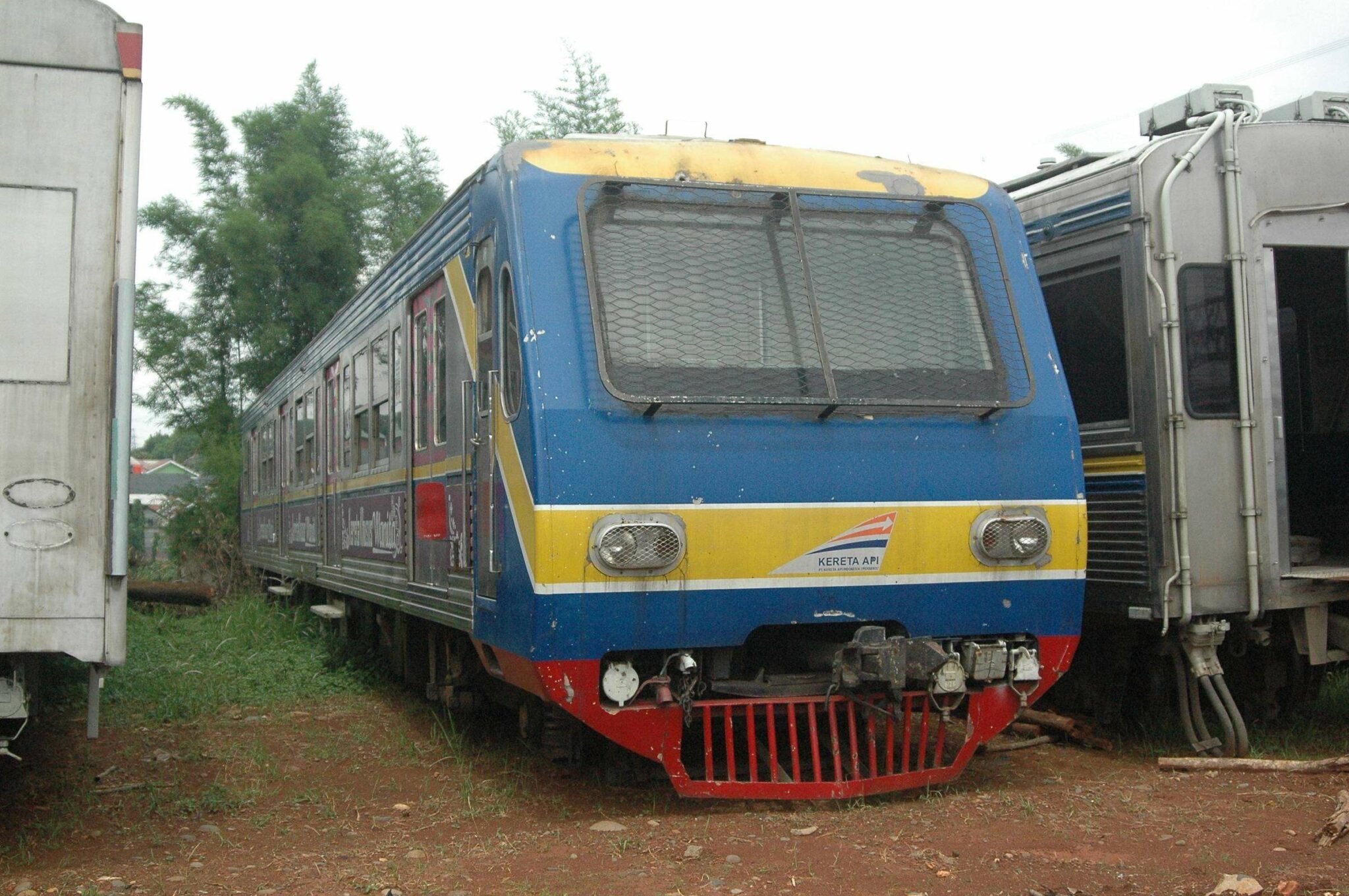 Melihat Sejenak Deretan KRL Purna Tugas di Dipo KRL Depok - KAORI Nusantara