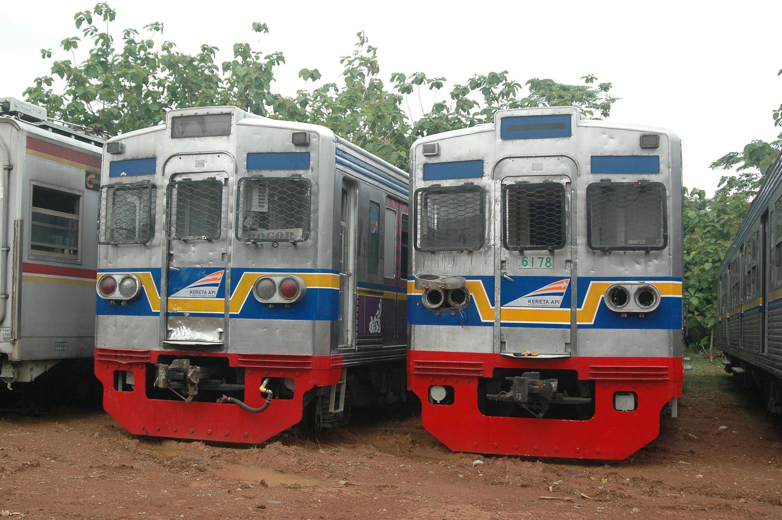 Melihat Sejenak Deretan KRL Purna Tugas di Dipo KRL Depok - KAORI Nusantara