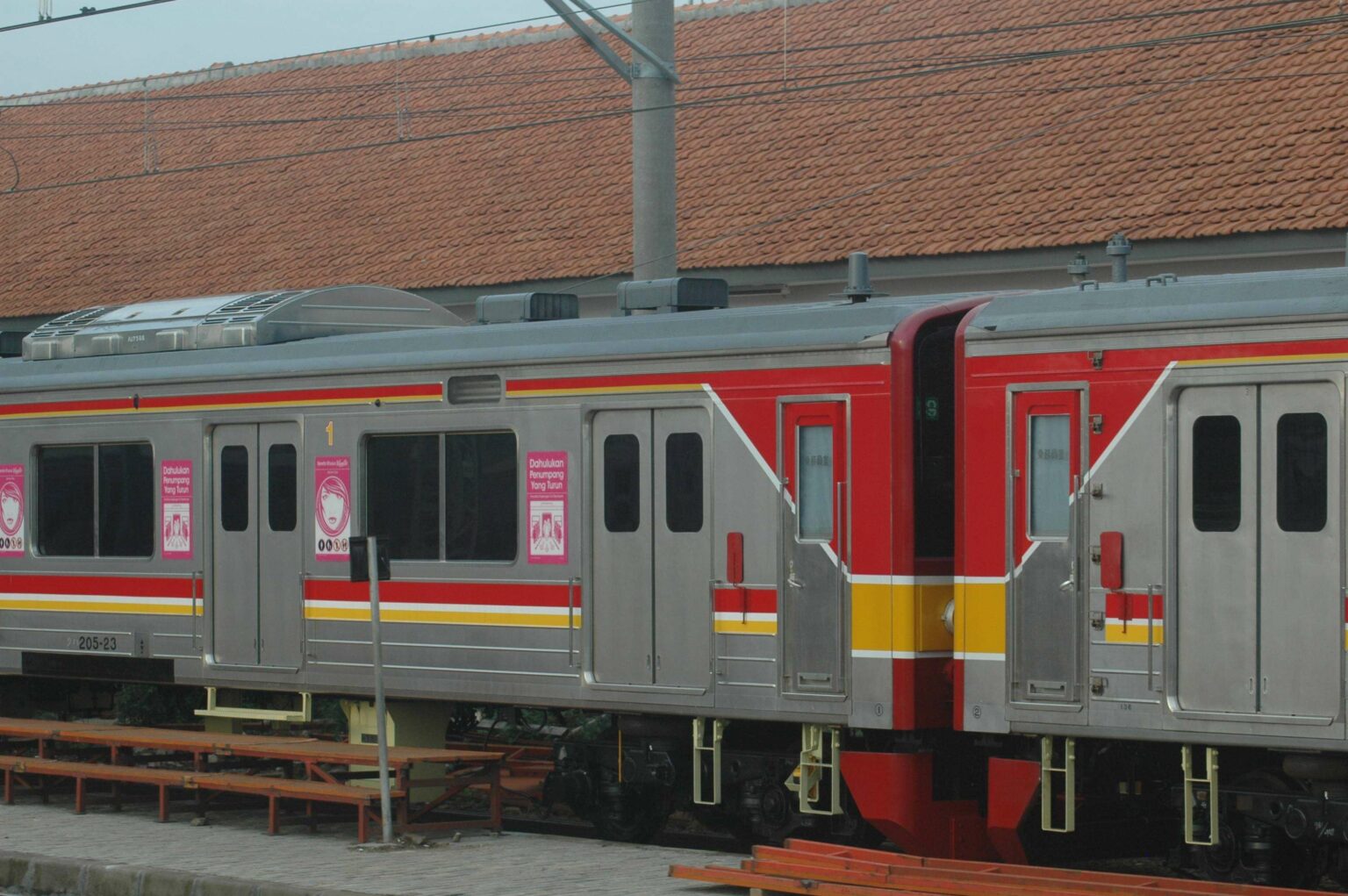 KRLnya 12 Kereta, Tapi Warnanya Kok Beda? | KAORI Nusantara