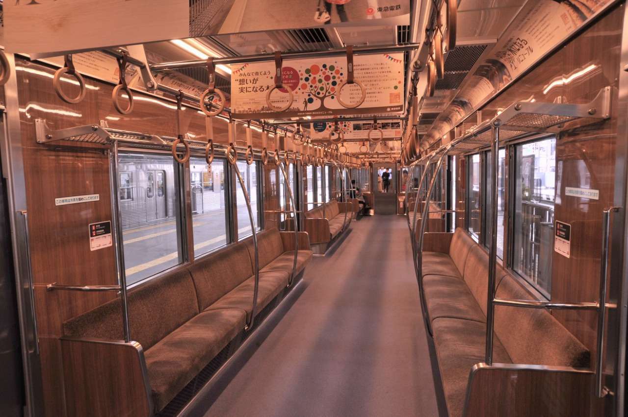 Unik, Interior KRL Milik Tokyu Ini Bernuansa Kayu!