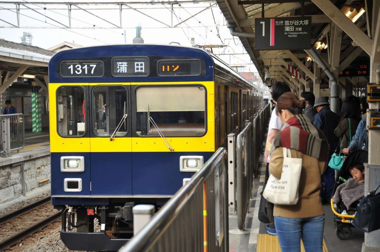 Unik, Interior KRL Milik Tokyu Ini Bernuansa Kayu!