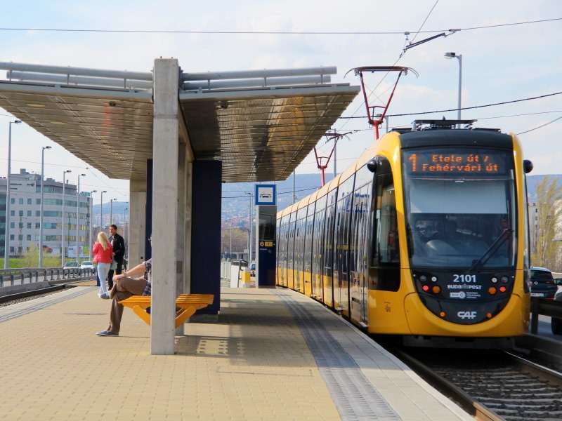 Trem CAF Urbos 100 3/9 Mulai Beroperasi di Budapest