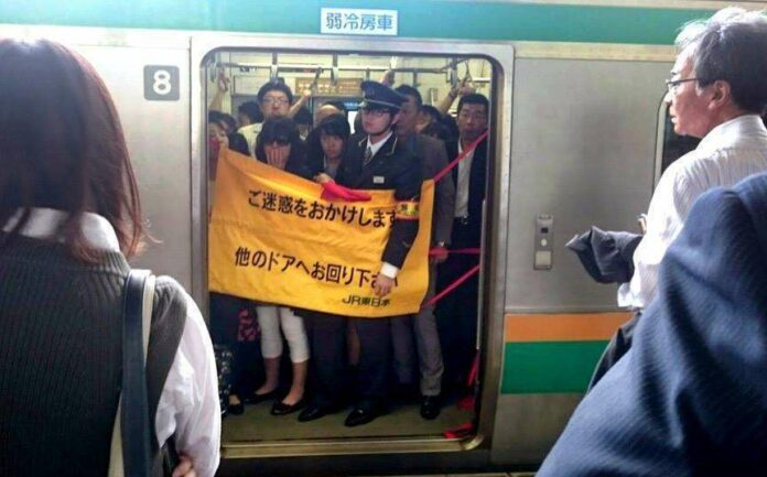 Walau Pintu Terbuka, KRL Seri E231 ini Tetap Berjalan