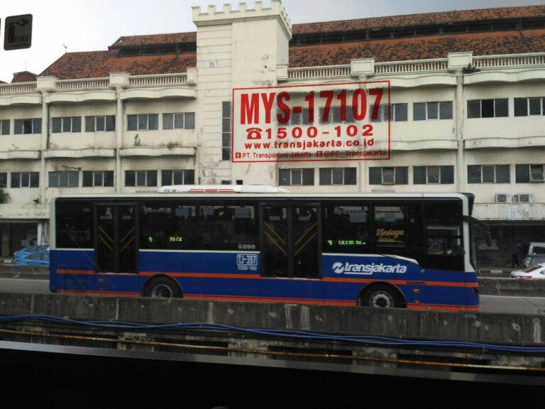 Wujud 'Platform Screen Doors' Baru di Halte Transjakarta Karet | KAORI ...