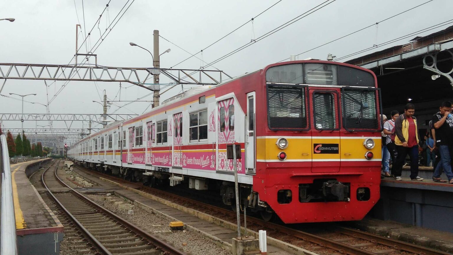 KRL Seri 203 formasi 10 Kereta dengan Penggerak Minimal; Solusi Tepat ...