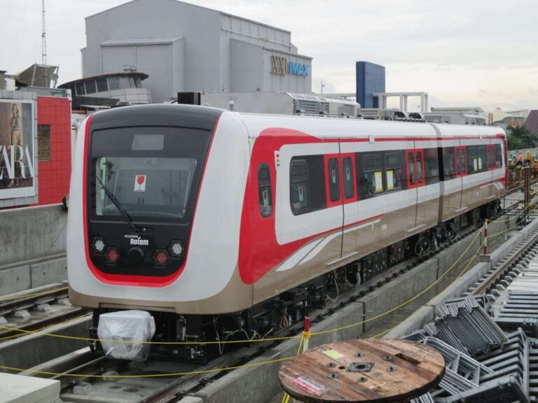 Rangkaian Perdana LRT Jakarta Mulai Diuji | KAORI Nusantara