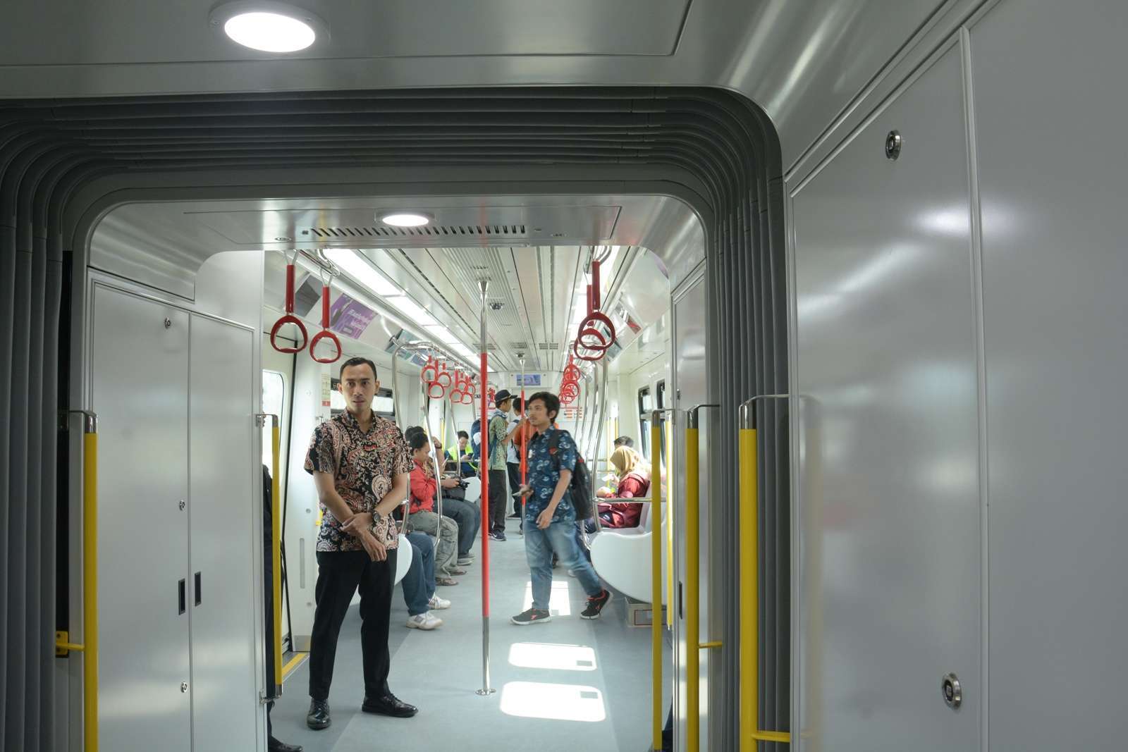 Laporan Perjalanan: Inilah Kesan Pertama Kereta LRT Jakarta - KAORI ...