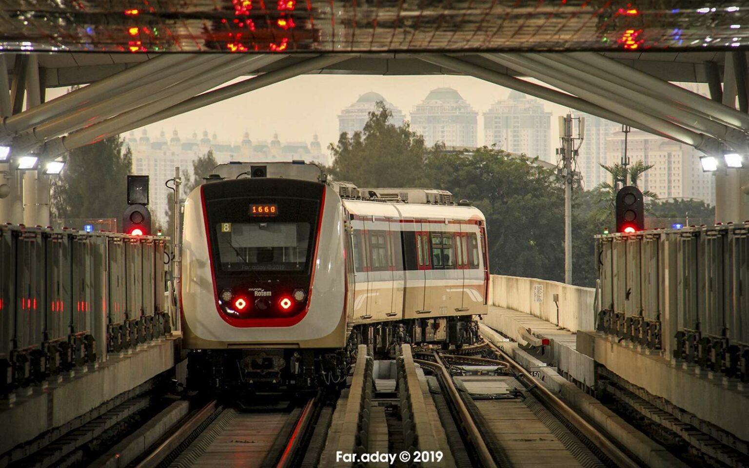 Kami Mencoba Simulator Kereta dan Melihat Pusat Kendali LRT Jakarta ...